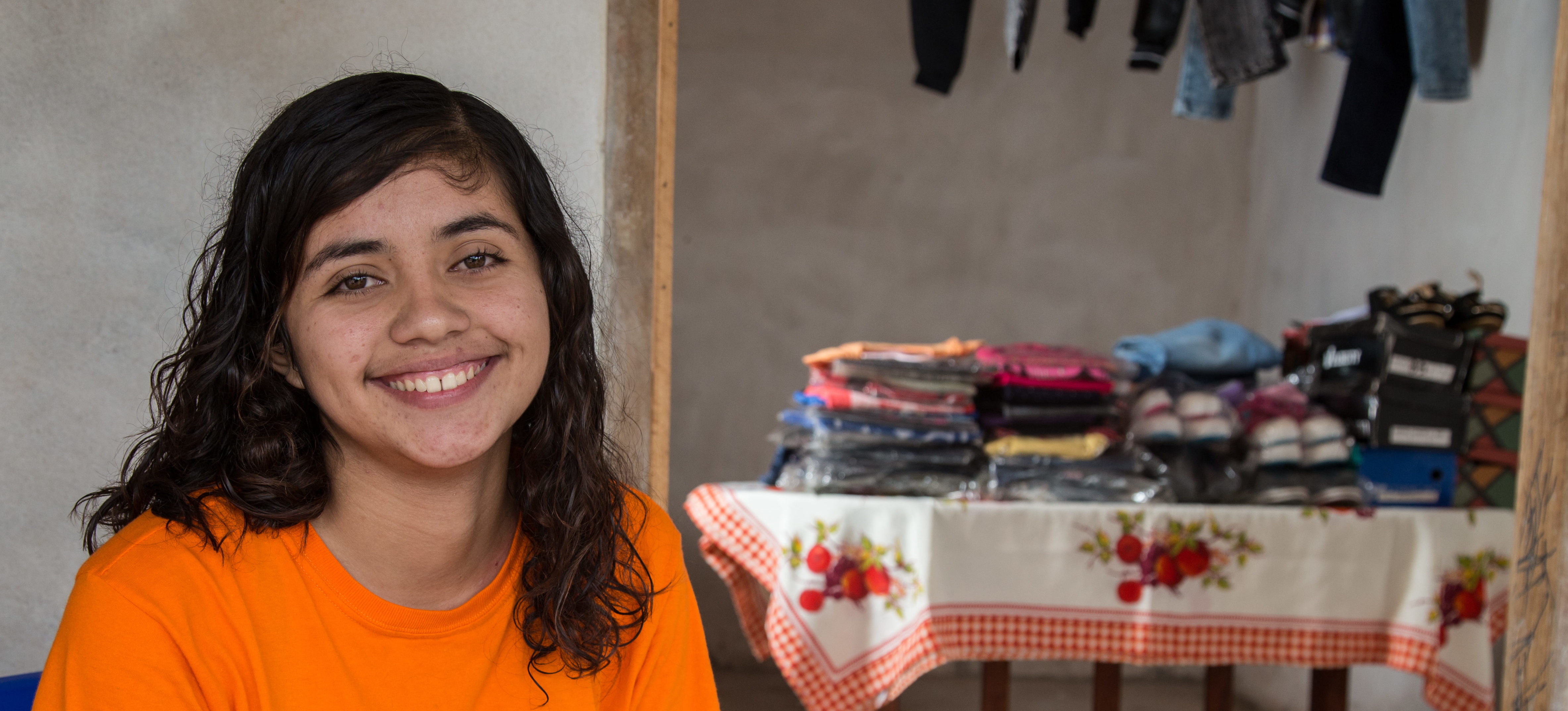 Yamila runt haar eigen kledingwinkel | Plan International