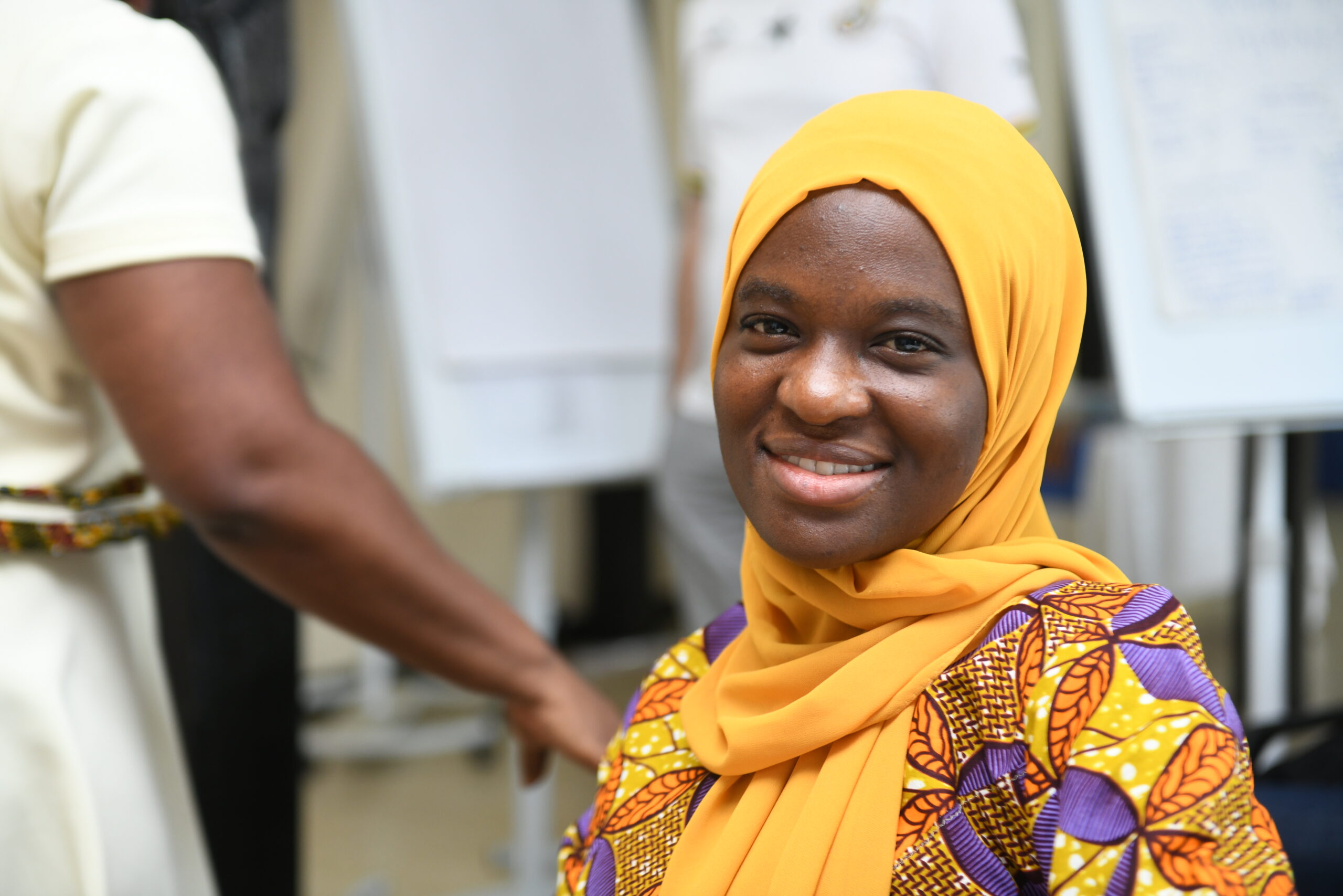 Nisreen (24) daagt meisjes in Ghana uit om leiders te worden | Plan ...