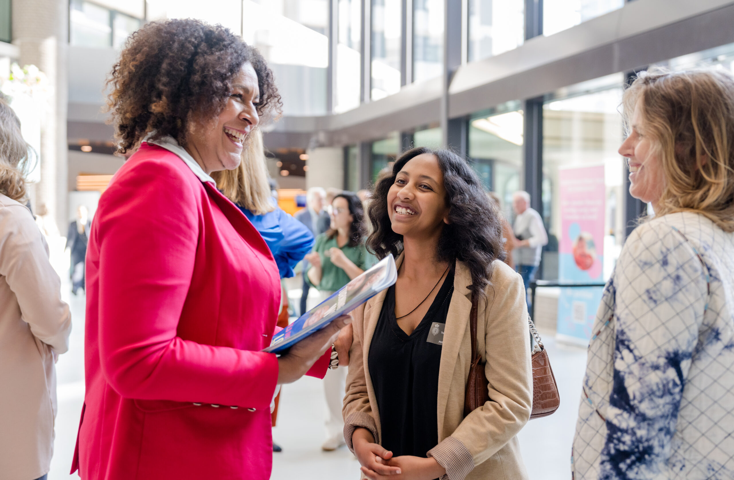 Natanim (20) overhandigt Wereldmeisjesdagrapport aan ministerie en ...